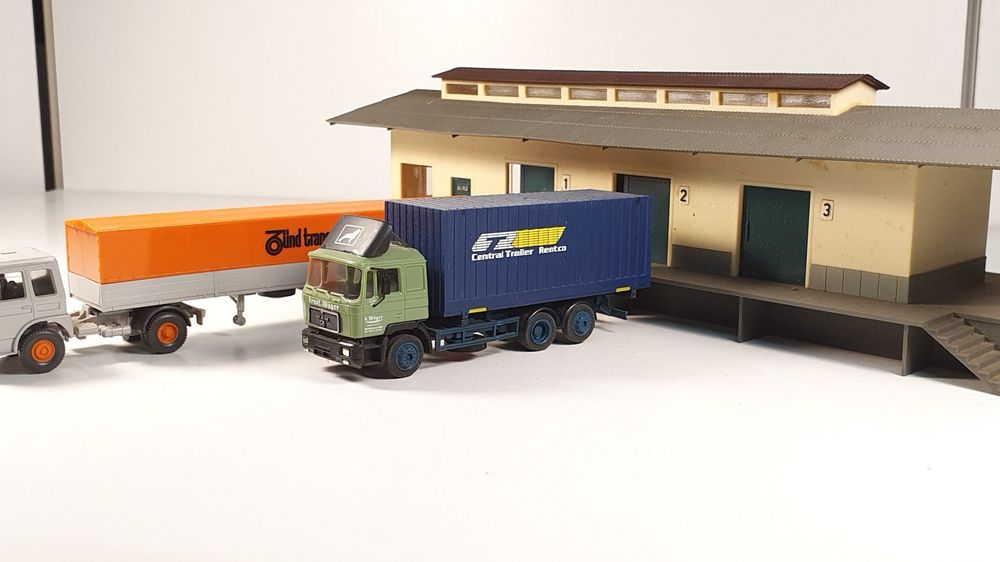 Güterhalle HO von Kleinbahn mit 2 LKW (Gebraucht) in Wigoltingen für ...