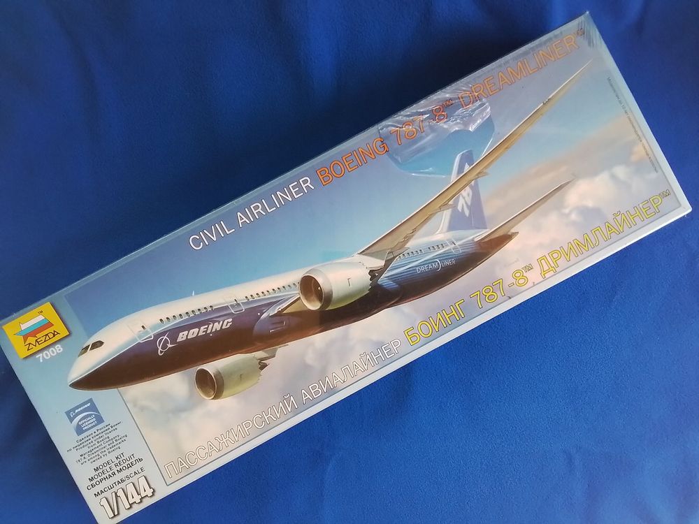 Zvezda 7008 Boeing 787-8 Dreamliner Flugzeug Bausatz 1:144 (Neu und ...