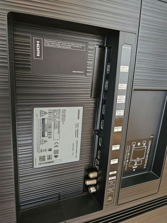 Riesiger QLED-TV von Samsung (Modell QE55Q60R) | Kaufen auf Ricardo