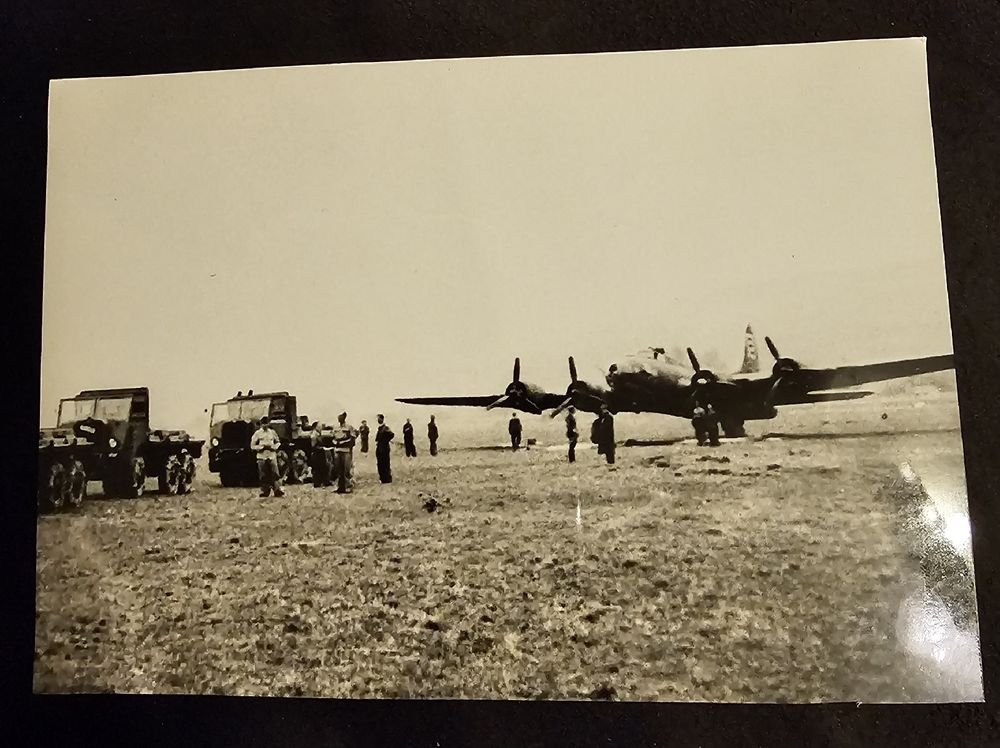 Foto B-17 Bomber "Altenrhein" mit Swiss Armee Fahrzeugen | Kaufen auf ...