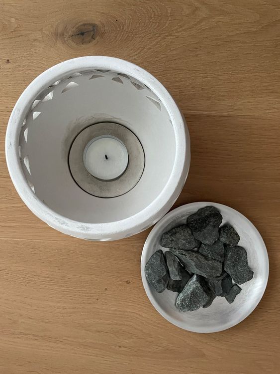 Weisse Duftlampe aus Keramik/Ton mit Aufguss-Steinen (Gebraucht) in Immensee für CHF 8 – mit ...