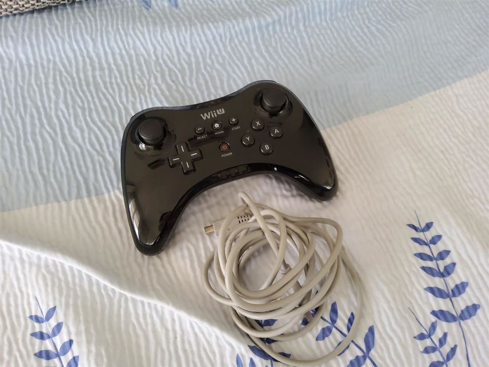 PRO CONTROLER ORIGINAL NINTENDO WII U (Gebraucht) in Villars-le-Terroir ...