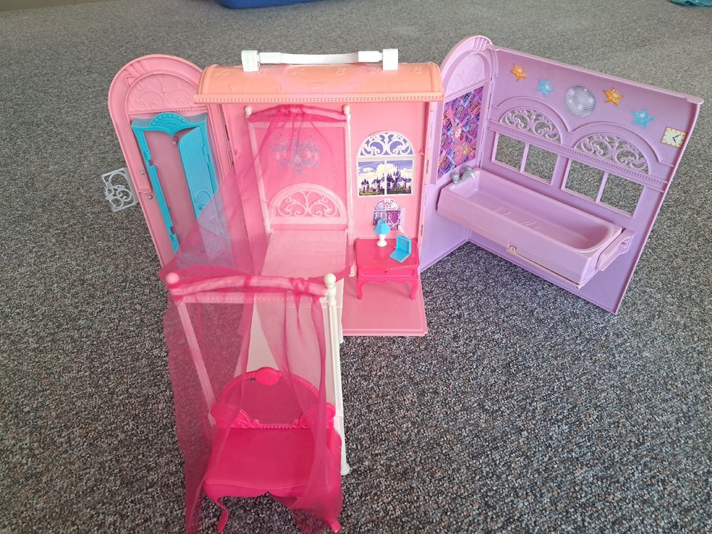 Alter Barbie Koffer zum Aufklappen. (Gebraucht) in Henggart für CHF 9 – nur Abholung auf Ricardo ...