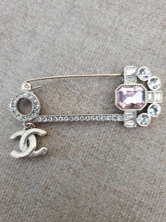 Chanel Brosche Mega Stück (Gebraucht) in Bottmingen für CHF 260 – mit ...