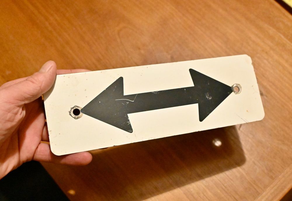 KLEINES Metall-Schild DOPPELPFEIL (Gebraucht) in Pfaffhausen für CHF 8 ...