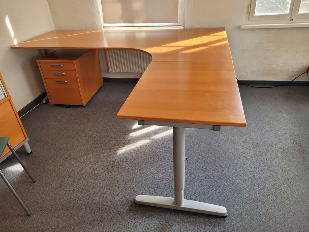 Grosser, Eck-Bürotisch mit Schubladen (Gebraucht) in Hermetschwil-Staff für CHF 40 – nur ...