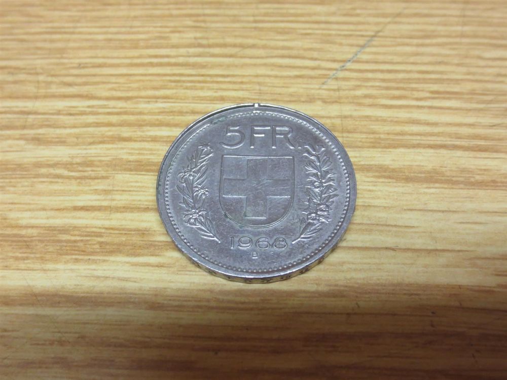 5 Fr. 1968 seltene Abart, Fehlprägung. (Neu und originalverpackt) in Schöftland für CHF 200 ...