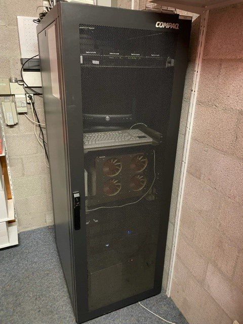 Compaq Server Rack 850x600x1780 (Gebraucht) in Sutz für CHF 151 – nur ...