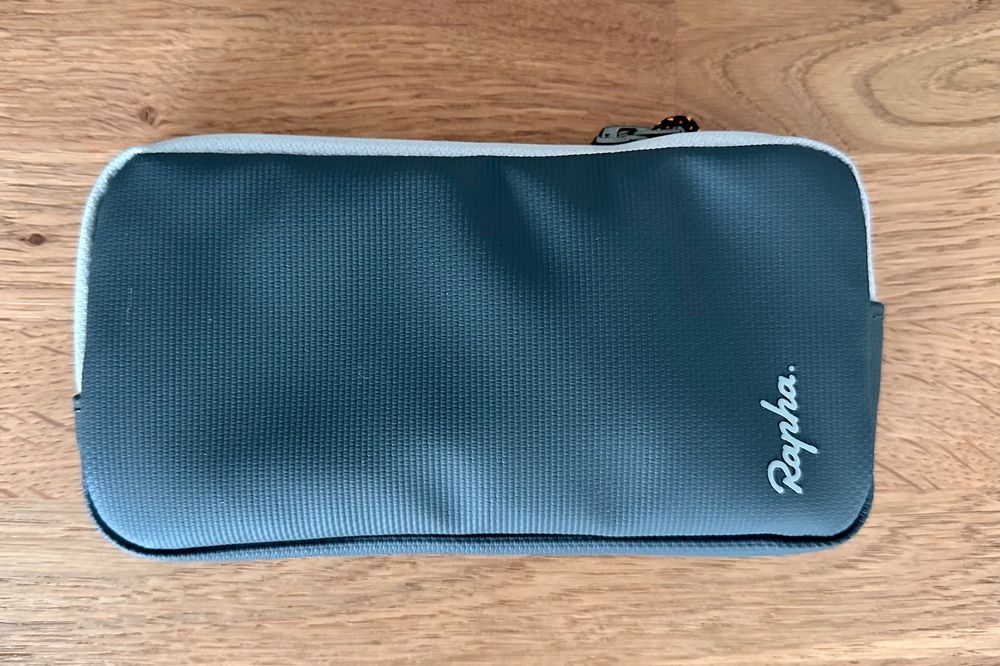 Rapha Rainproof essential case Standard + LARGE (2 articles) (Gebraucht) in Blonay für CHF 27 ...