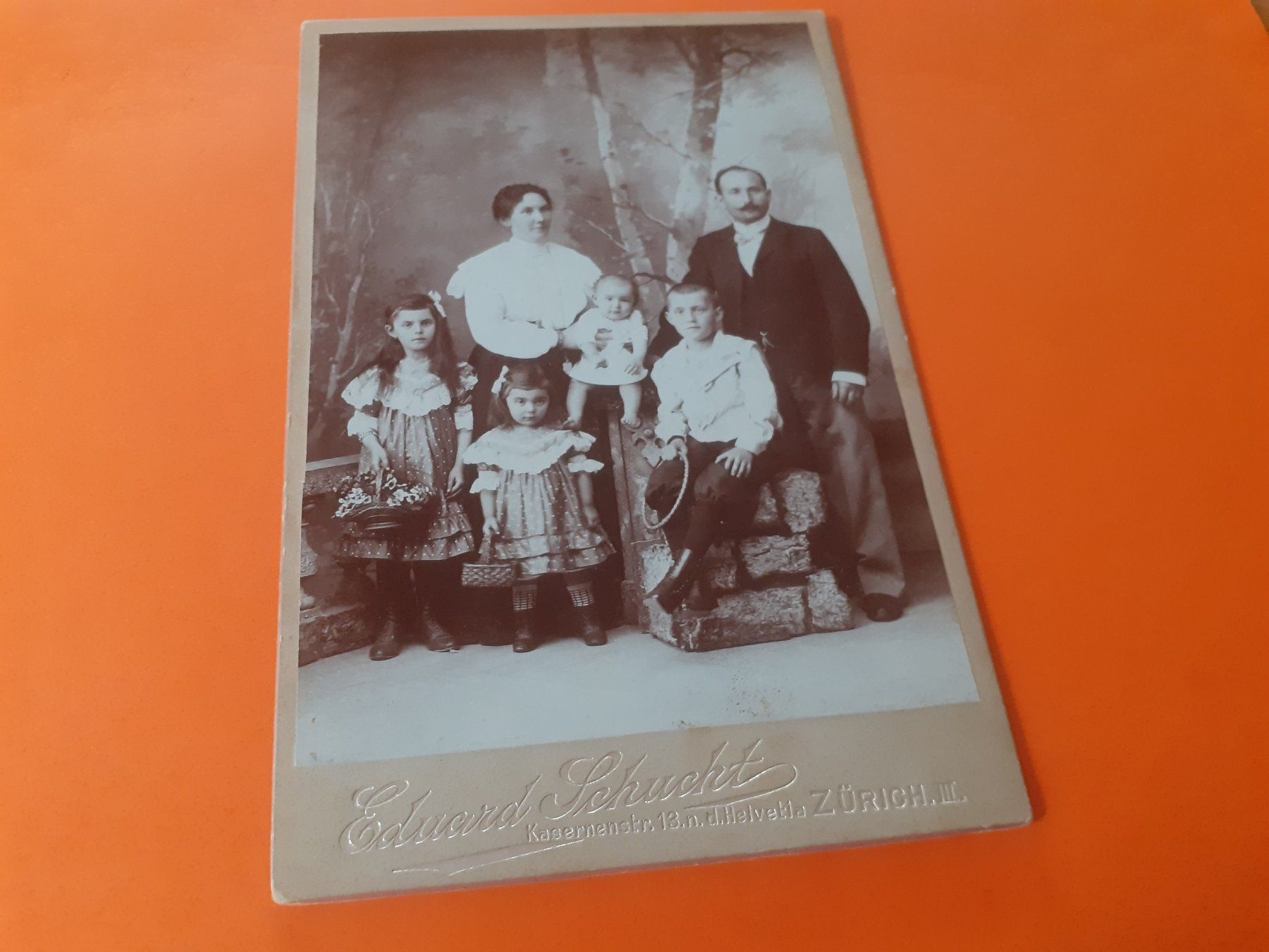 SCHWIIZER FAMILIE DAZUMAL - ELTERE mit 4 CHIND - ZUERICH (Gebraucht) in ...