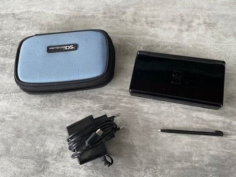 Nintendo DS Lite Console, Travel Case and Charger | Kaufen auf Ricardo