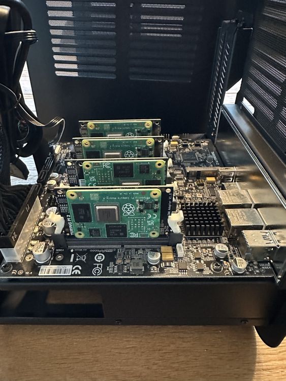 Turing PI 2 mit 4x Raspberry Pi CM4 2 GB RAM 8 GB eMMC | Kaufen auf Ricardo