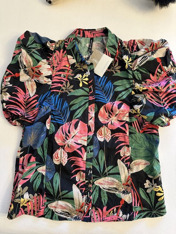 Blumenbluse mit Puffärmeln (neu) (Neu (gemäss Beschreibung)) in Adliswil für CHF 15 – mit ...
