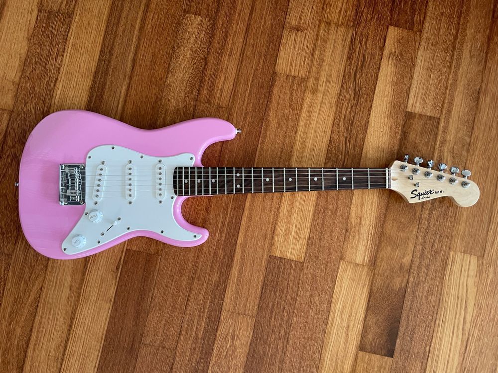 Fender Mini Stratocaster Pink V2 - as NEW | Kaufen auf Ricardo