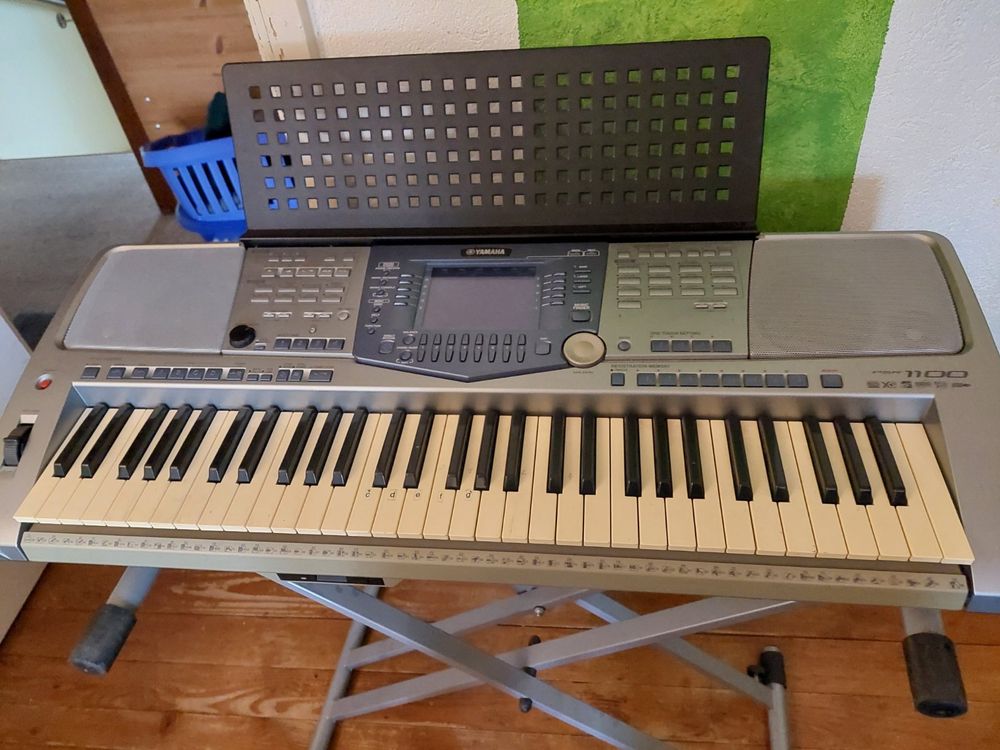 Keyboard Yamaha PSR 1100 mit Ständer und Abdeckung (Gebraucht) in ...
