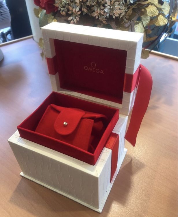 Edle Omega Uhrenbox mit roter Schleife - Perfekt für Geschen (Gebraucht ...