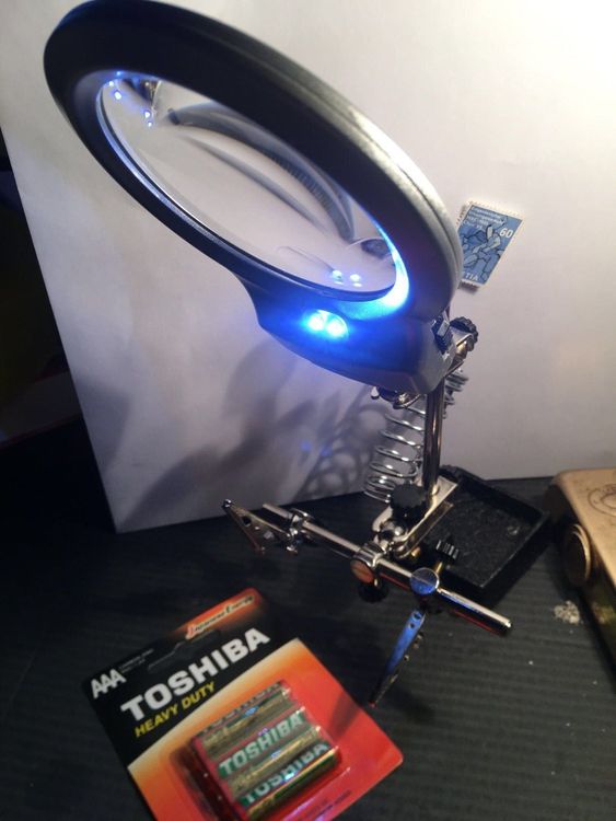 Lupe stand mit led Licht gratis batterie (Neu und originalverpackt) in ...