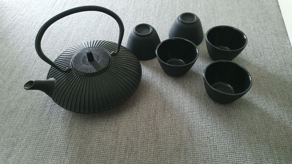 Spezielle schwere Teekanne + 5 Cups aus Guss / Designobjekt (Neu ...