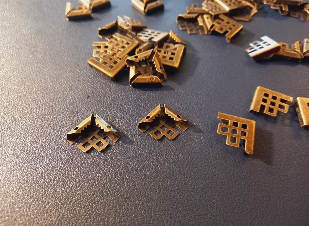 100x Messingwinkel für Buch - Angle en laiton pour livre (Neu und originalverpackt) in Lausanne ...