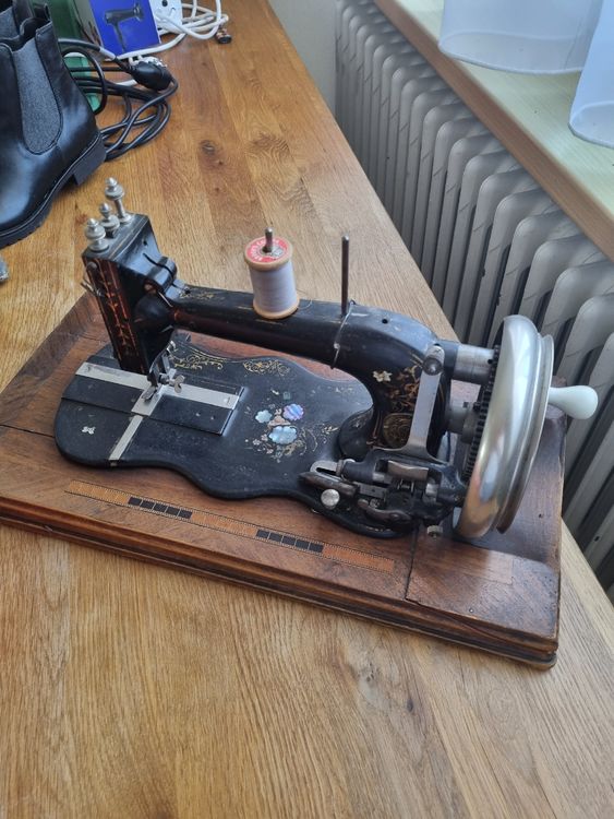 Antike Nähmaschine (Gebraucht) in Basel für CHF 40 – nur Abholung auf Ricardo kaufen