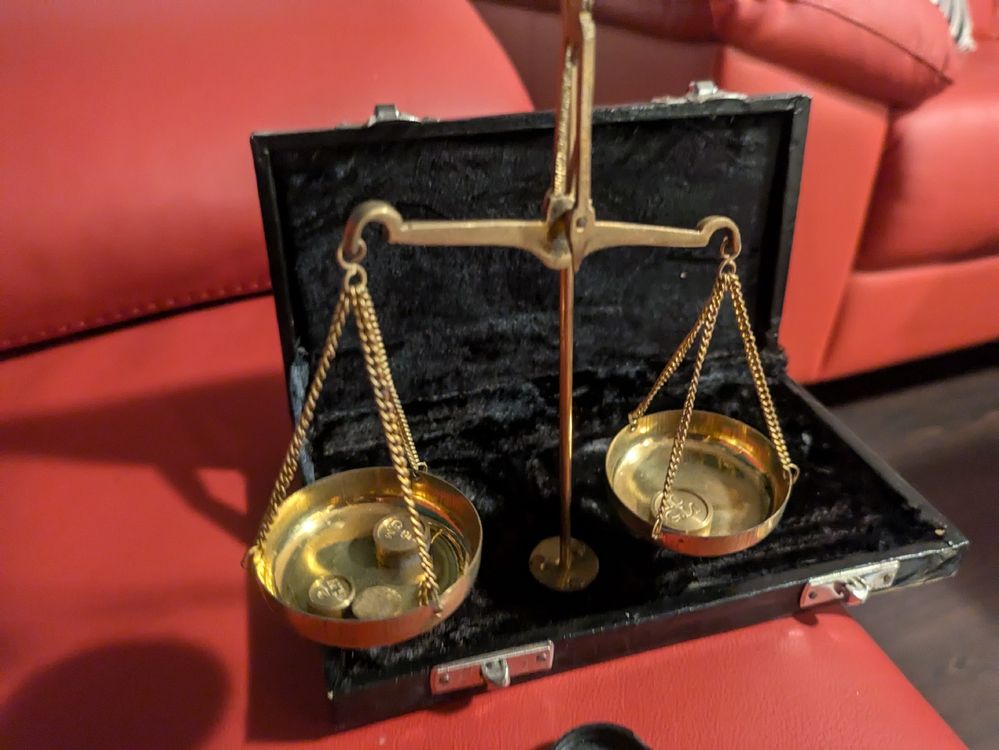 Goldene Waage mit Gewichten, im Etui, Vintage | Kaufen auf Ricardo