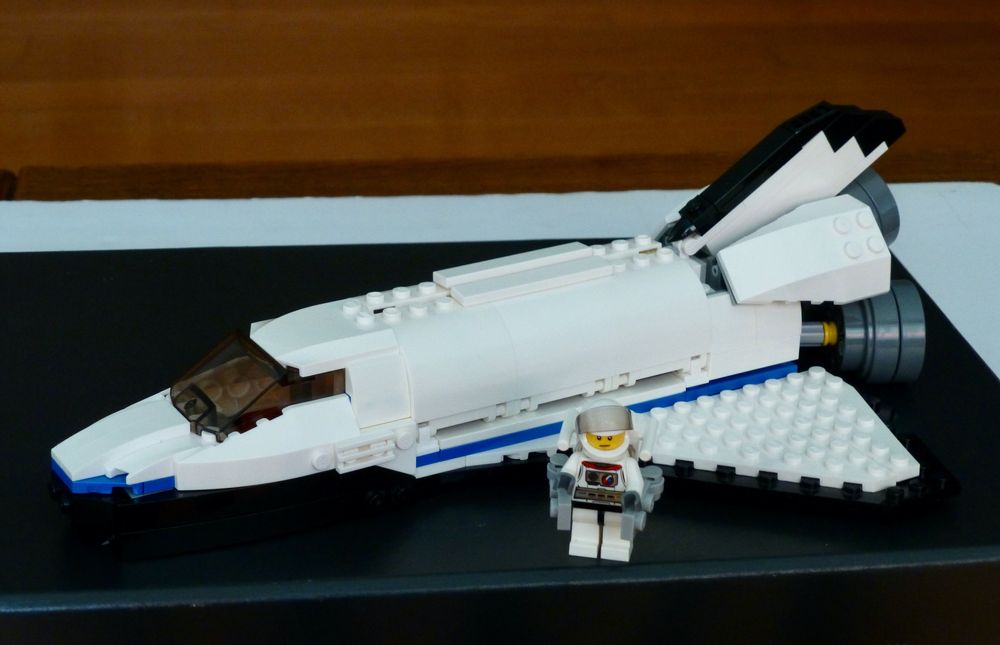 Lego Space/11 Minifiguren + Set 31066 Space Shuttle Explorer (Gebraucht ...