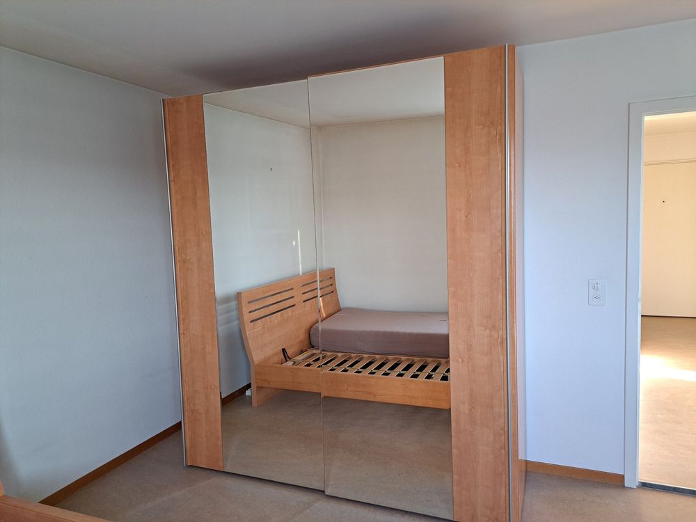 Spiegel-Kleiderschrank und Doppelbett inkl. 2x Rost (Gebraucht) in ...