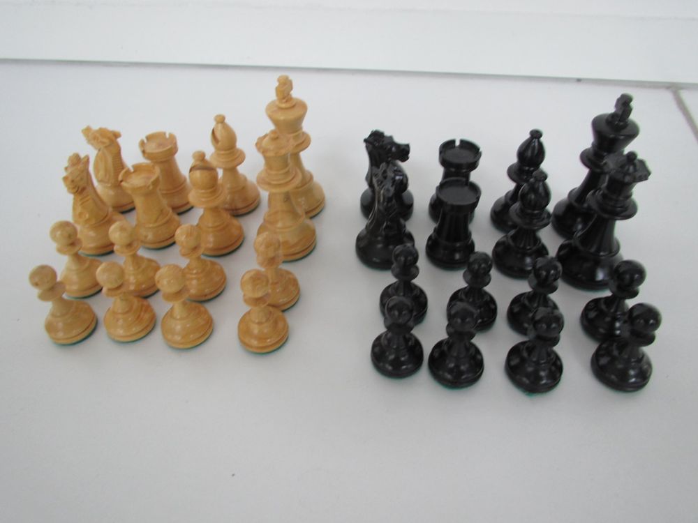SCHACH FIGUREN SET (Gebraucht) in Zumikon für CHF 5 – mit Lieferung auf ...