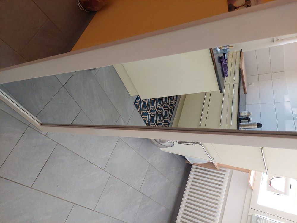 Spiegel, mit leichtem weissen Holzrahmen (Gebraucht) in Wettingen für CHF 2 – nur Abholung auf ...