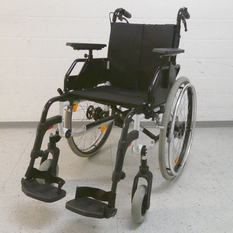 Rollstuhl Dietz, SB 44 cm, Zusatzbremsen, nur CHF 239 (Gebraucht) in Lengnau für CHF 239 – mit ...