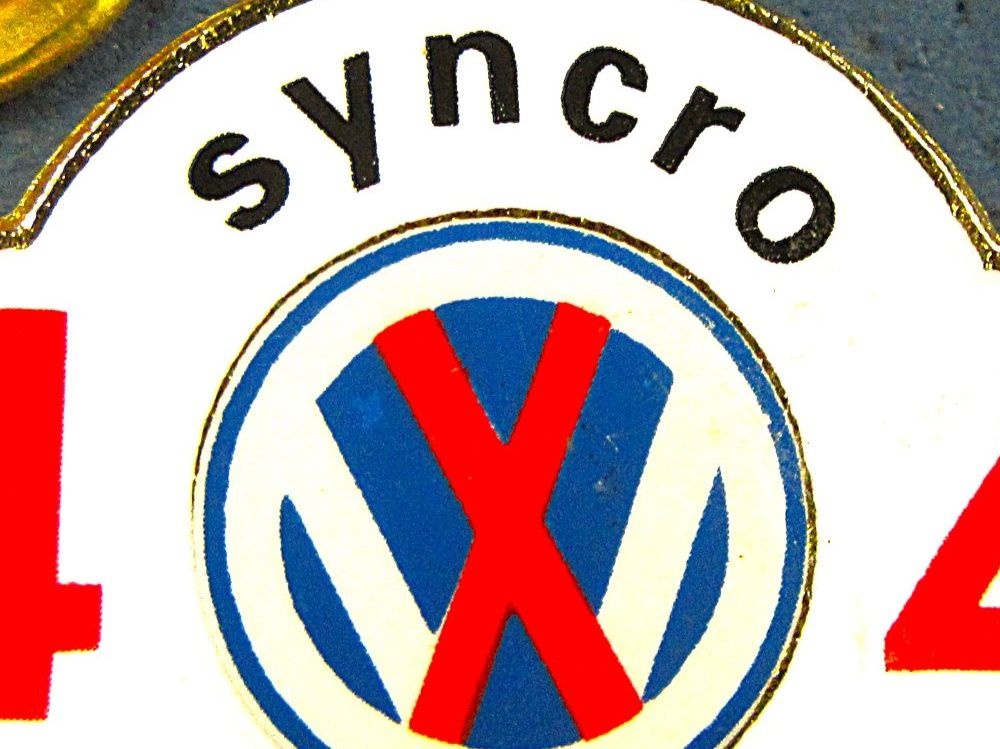 VW SYNCRO 4x4 AUTO LOGO SCHMUCK-PIN 3D-OPTIC GOLDIG ENAMEL (Gebraucht ...