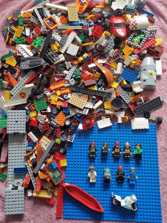 Lego Mix, ca. 1,6 Kilo mit Blauer Platte, Figuren usw. | Kaufen auf Ricardo