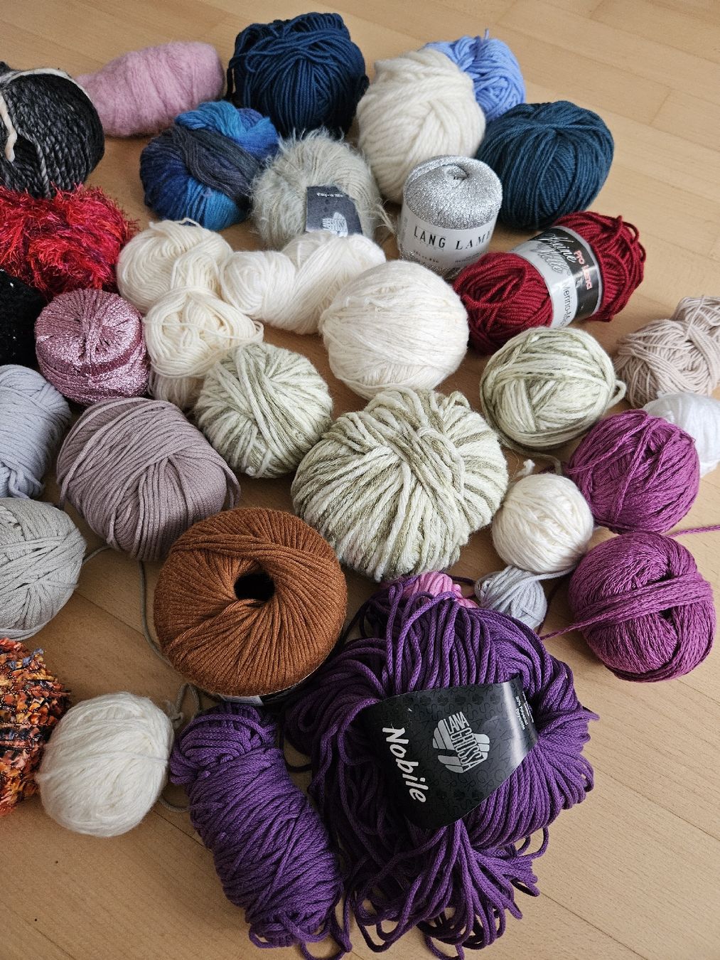 Grosses Set an assortierter Wolle neu & angebraucht bunt (Gebraucht) in ...