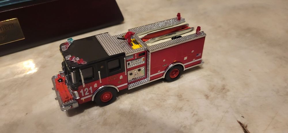 Code 3 Chicago Fire Department 2x HME Engine + 1x Löschboot | Kaufen ...