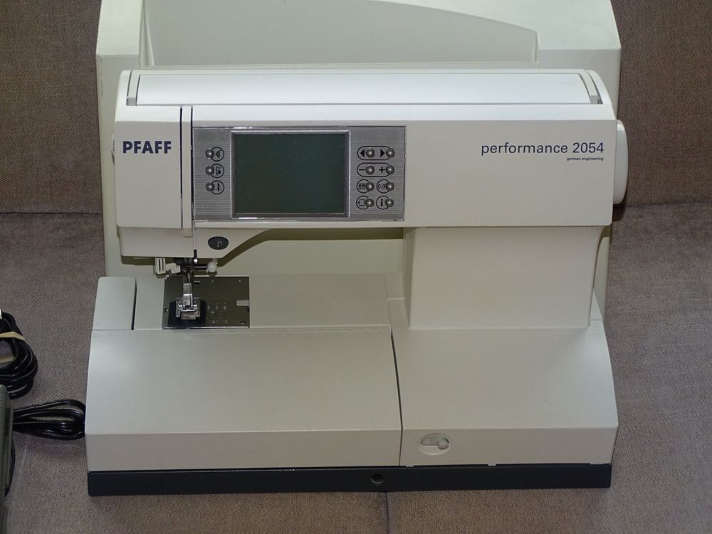 Pfaff Performance 2054 mit neuem Fussanlasser (Defekt) in Hirzel für ...