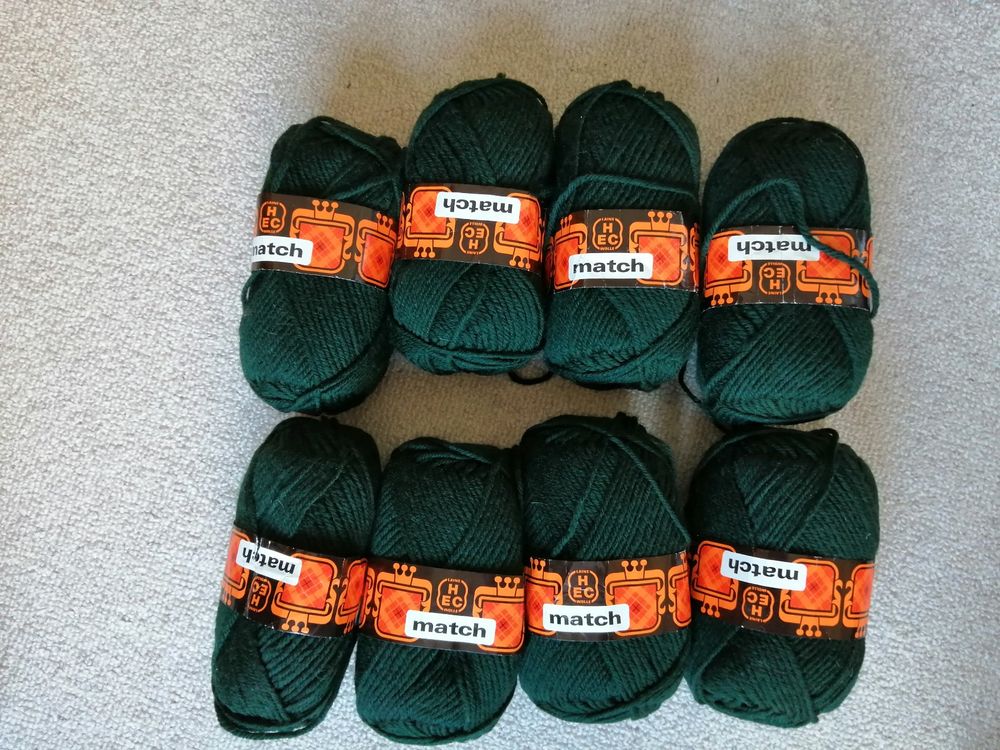 8 Kneuel Wolle 100 % dunkelgrün (Neu (gemäss Beschreibung)) in Wettingen für CHF 23.9 – mit ...