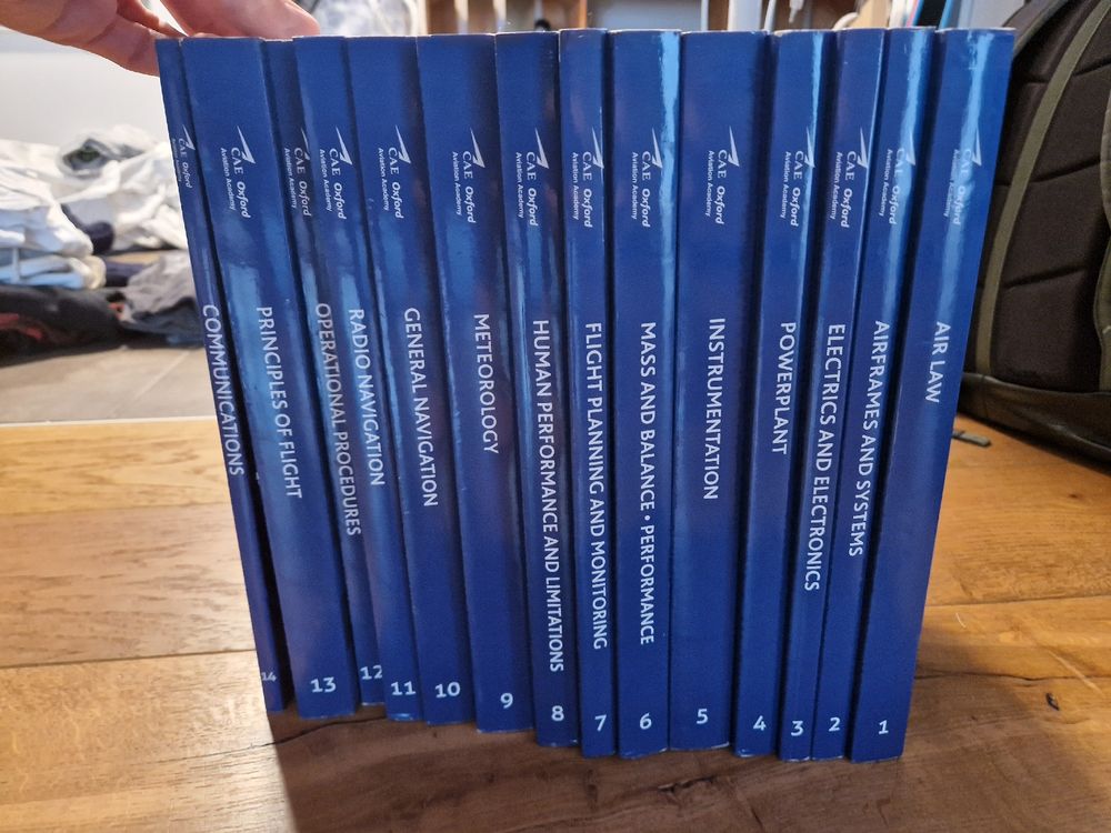 CAE Oxford ATPL band (Gebraucht) in Bassersdorf für CHF 180 – mit Lieferung auf Ricardo kaufen