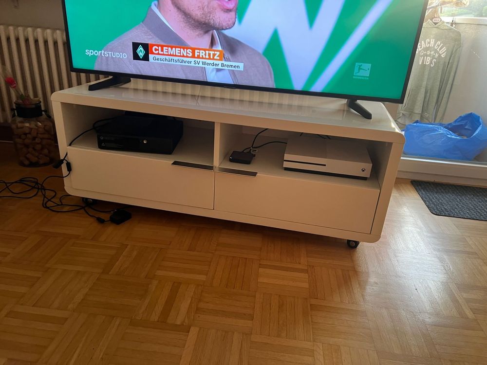 TV Bank mit Rollen (Gebraucht) in Binningen für CHF 20 – nur Abholung ...