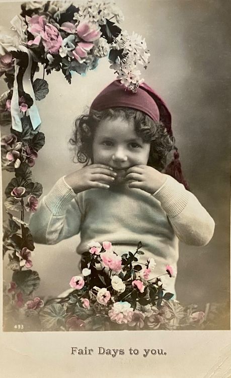 Antike Foto AK Kind - Mädchen mit Mütze & Blumen aus England (Gebraucht) in Root für CHF 2 – mit ...