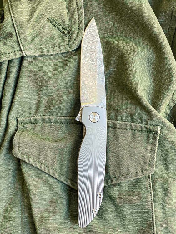 Gentleman-Taschenmesser mit geriffeltem Griff aus Titan | Kaufen auf ...