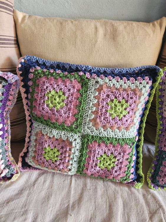 3 coussins crochet fait main décoratifs granny square shaby (Neu und ...