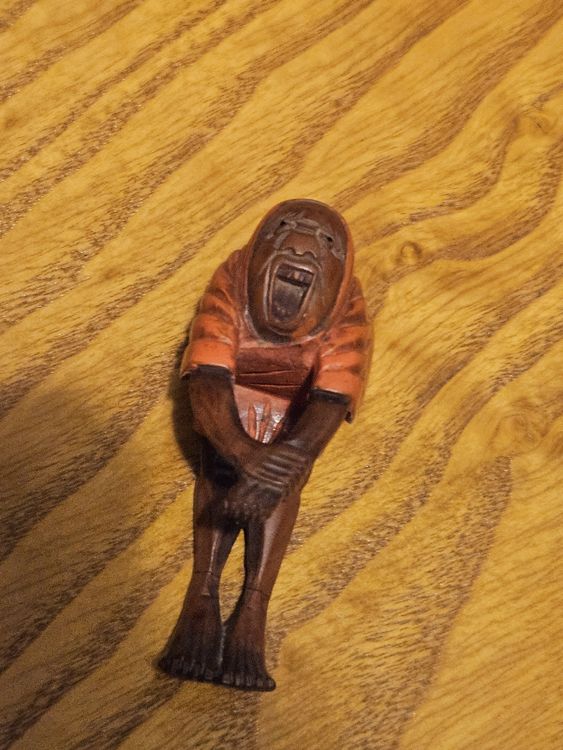 Meiji Period Ittobori, Lacquered Netsuke Stretching daruma (Gebraucht ...