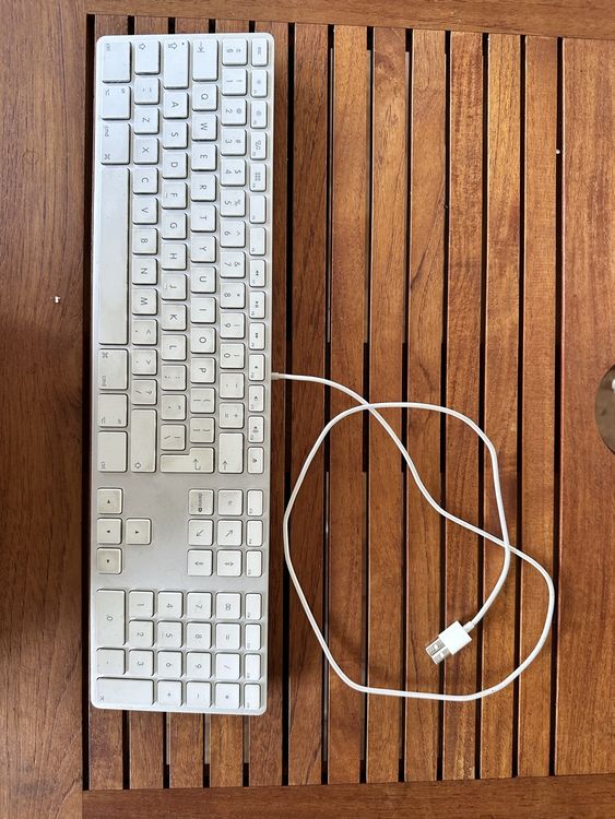 Apple wired keyboard, UK layout | Kaufen auf Ricardo