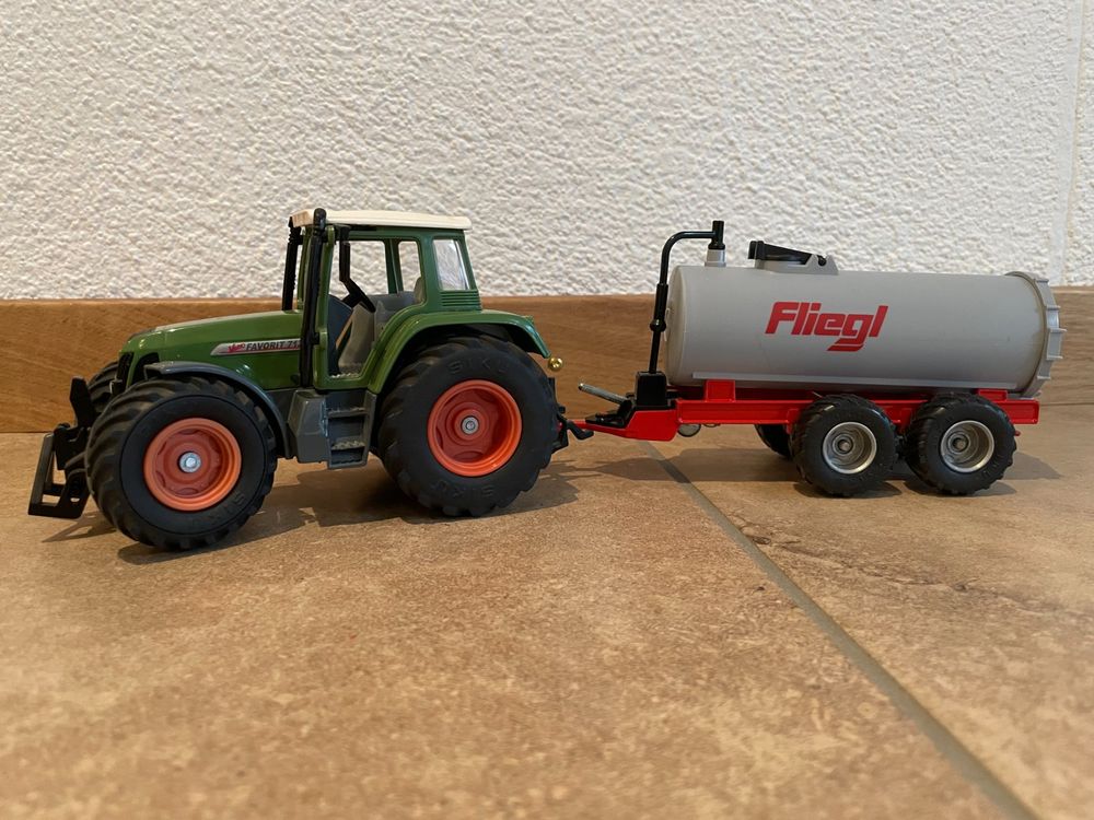 SIKU Fendt Favorit 712 mit Fasswagen (Neu und originalverpackt) in Kreuzlingen für CHF 69 – mit ...