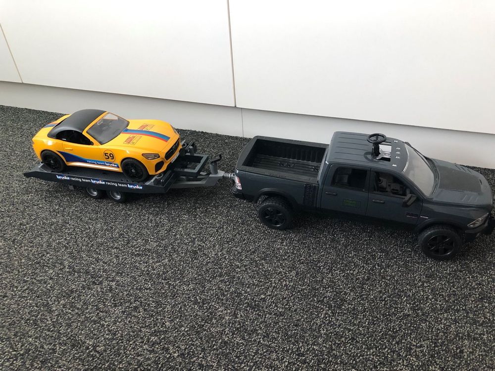 Bruder RAM 2500 Power Wagon und Roadster Bruder Racing Team (Defekt) in Wermatswil für CHF 16 ...