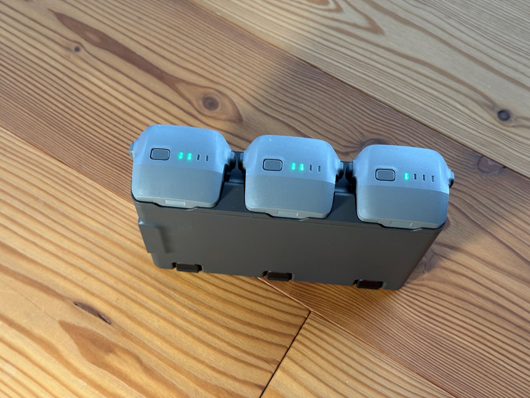 DJI Mavic Air 3: drei Akku mit Ladestation, neuwertig (Gebraucht) in ...