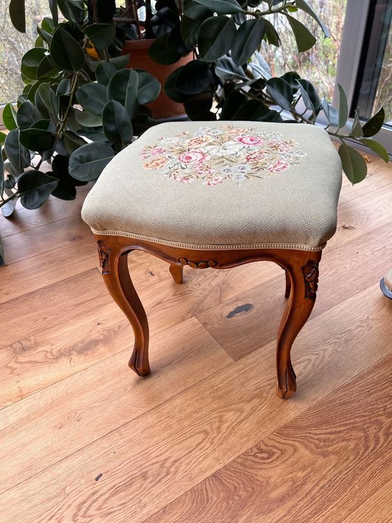Antiker Hocker mit Stickerei,Louis XV Stil (Gebraucht) in Arboldswil ...