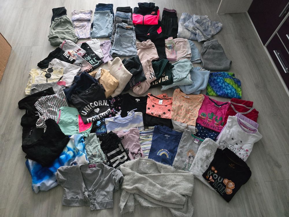 Grosses Kleiderpaket Gr. 146 / 152 (65-teilig) (Gebraucht) in Adlikon für CHF 152 – mit ...