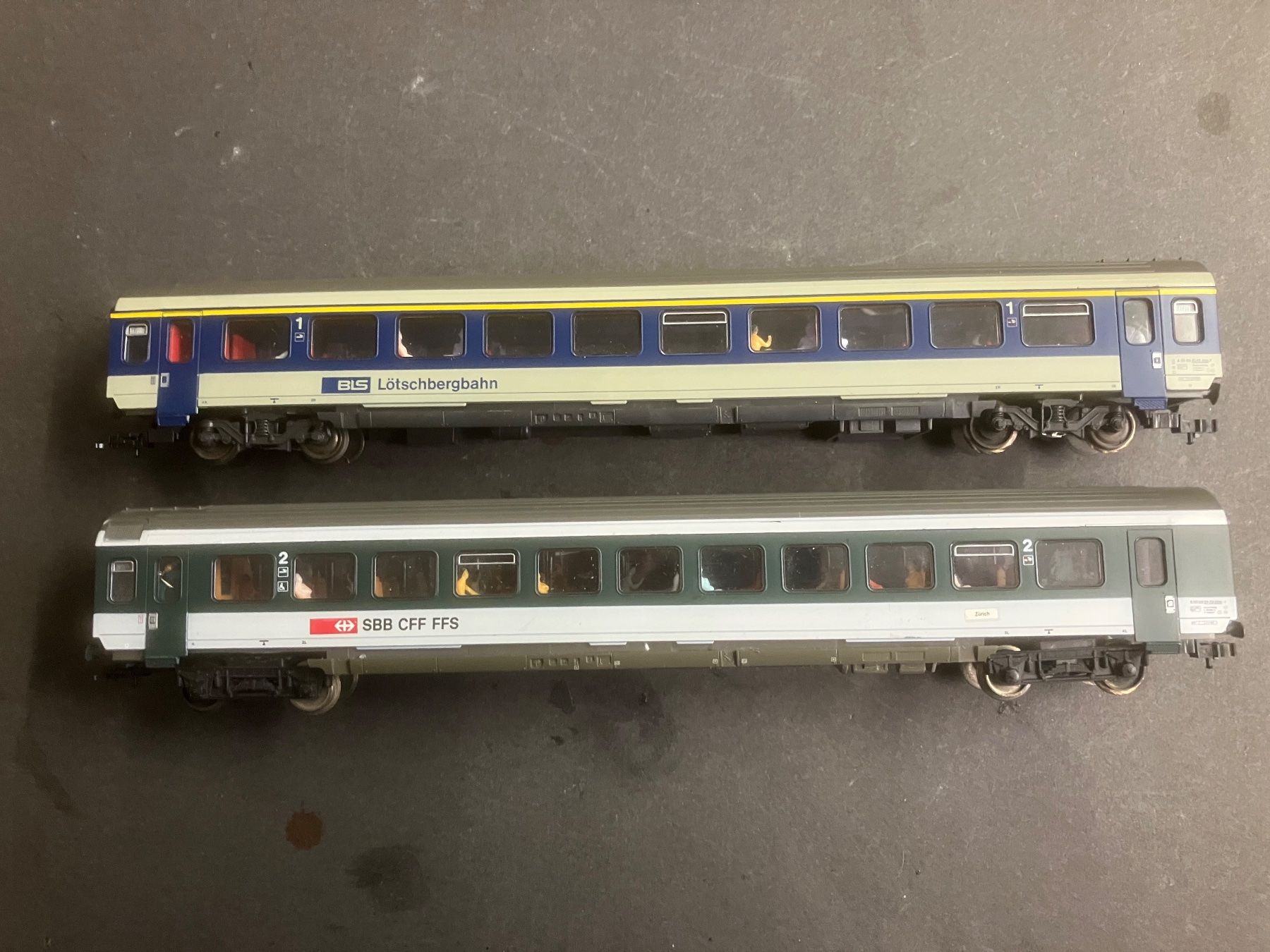 Roco 2 Personenwagen mit Licht/Passagieren (Gebraucht) in Interlaken ...