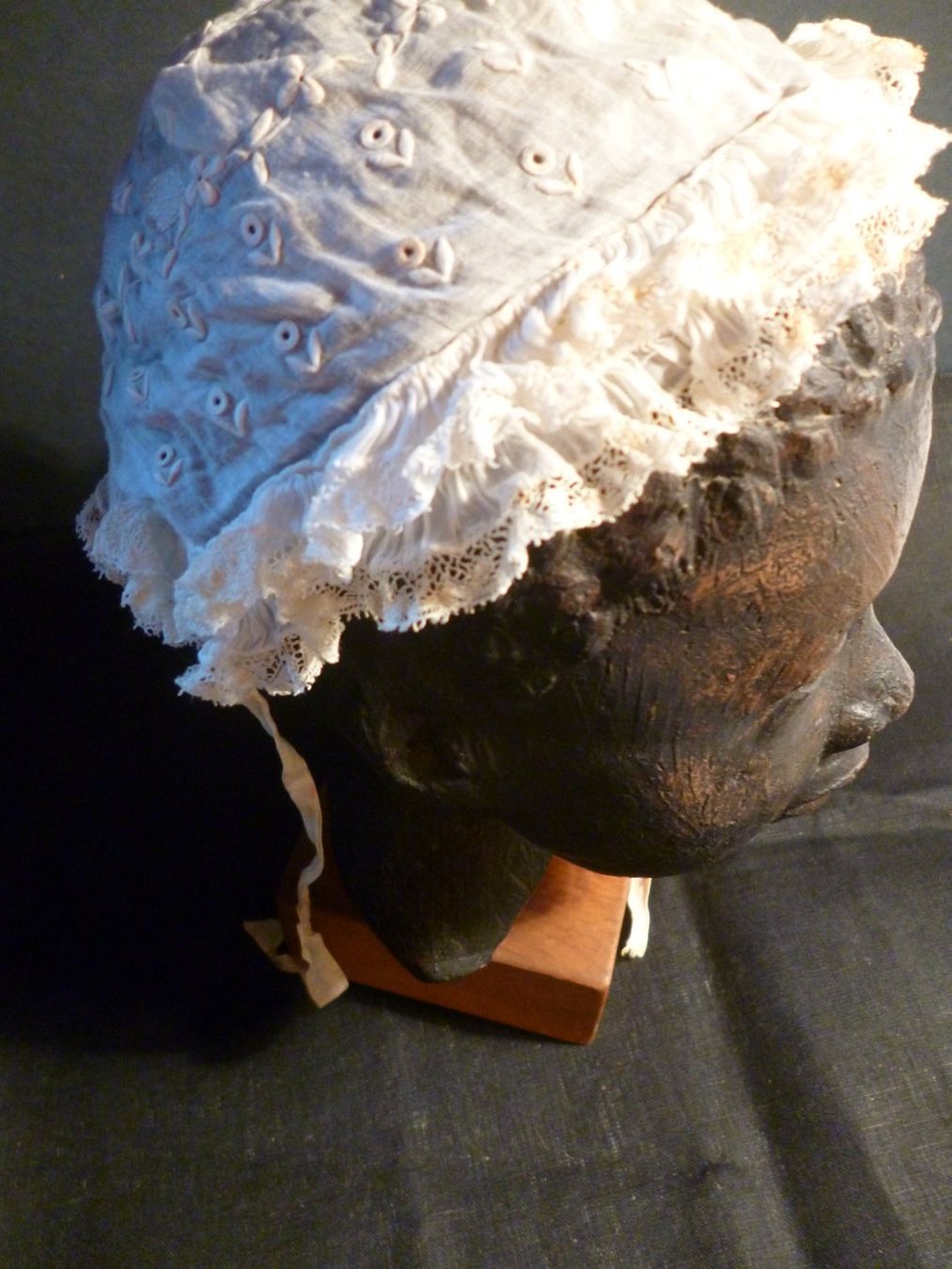 Ancien bonnet pour bébé en coton dentelles et broderies (Gebraucht) in ...